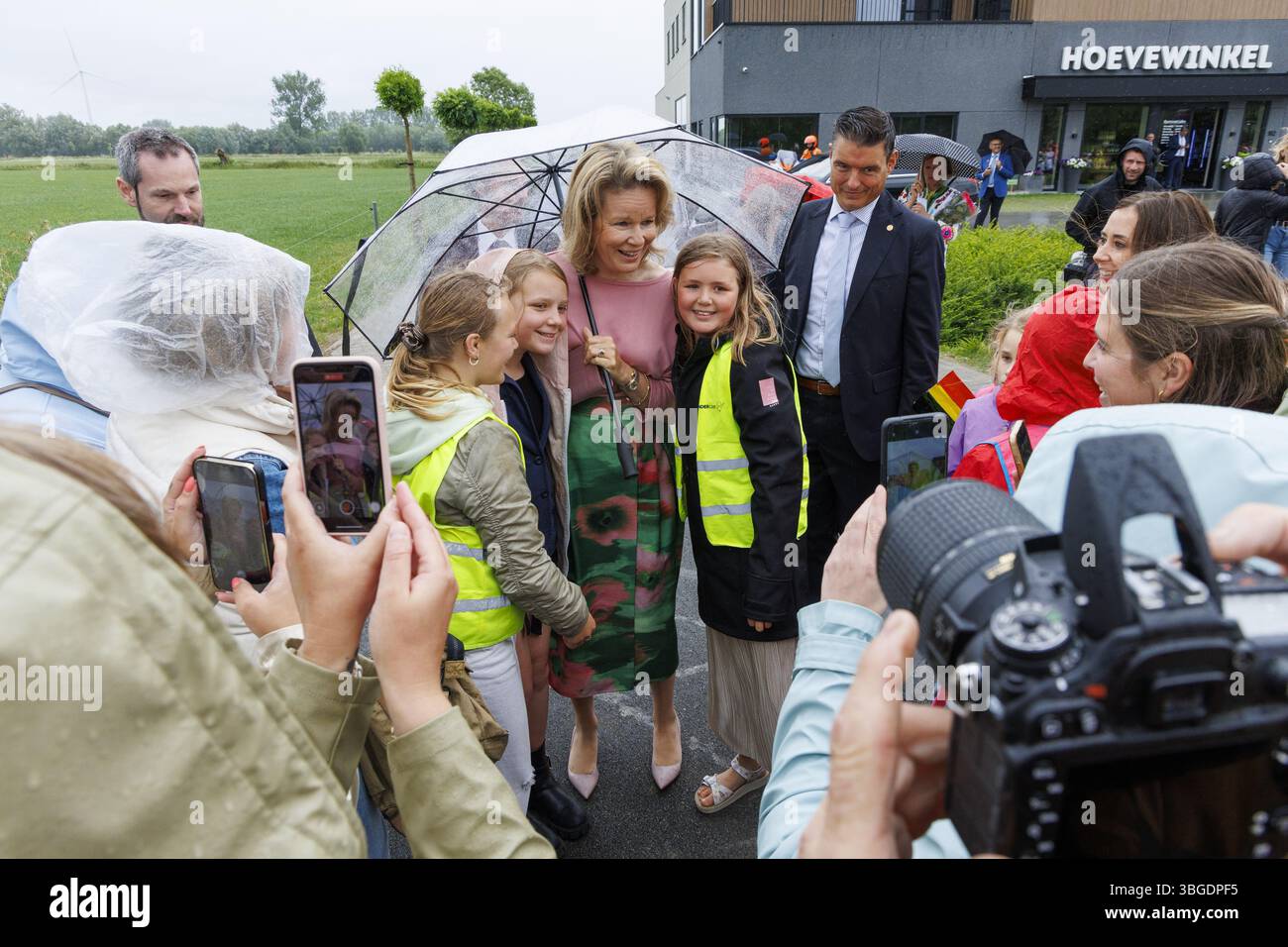 Zele, Belgium. 05th June, 2025. Queen Mathilde of Belgium meets ...