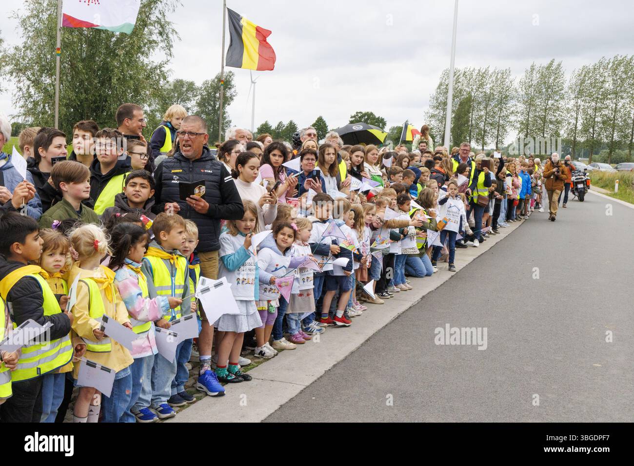 Zele, Belgium. 05th June, 2025. Citizens cheer at a royal visit to ...