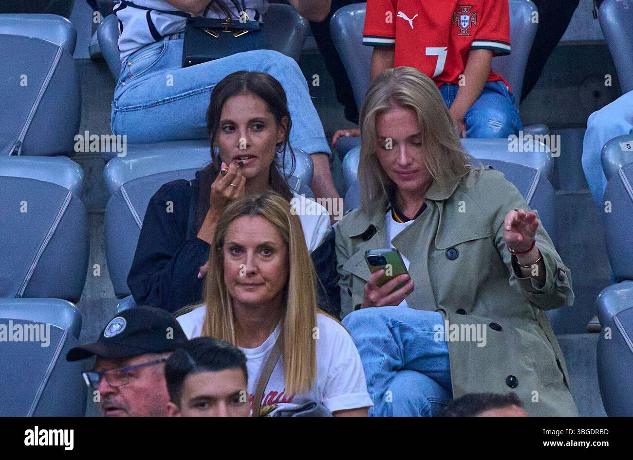 Leon Goretzka DFB 8 Freundin Mathea Fischer (L) in the UEFA Nations ...