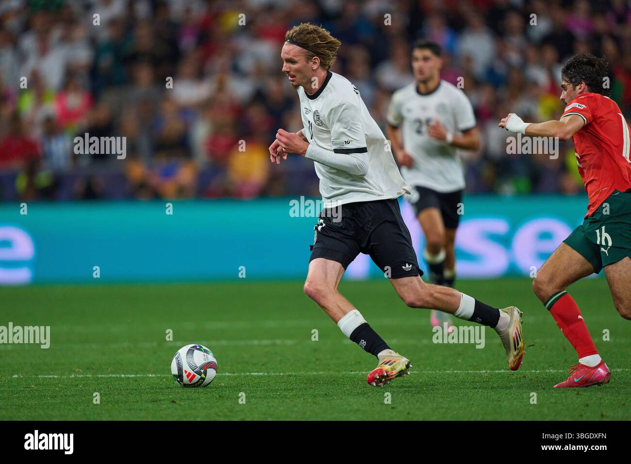 Nick Woltemade, DFB 11 compete for the ball, tackling, duel, header ...
