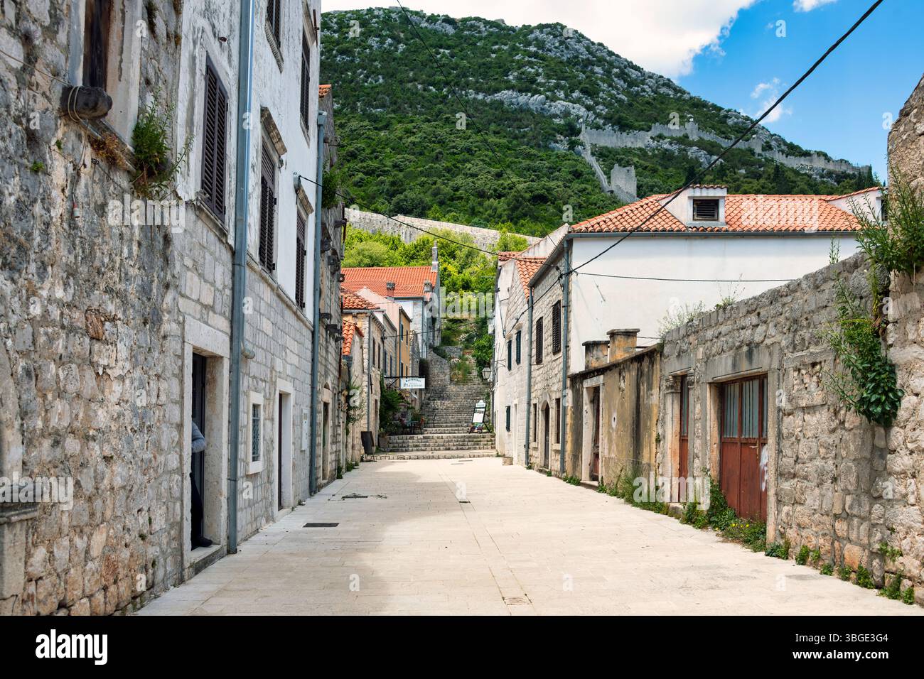 Gasse mit Treppe in Ston, Kroatien Stock Photo - Alamy