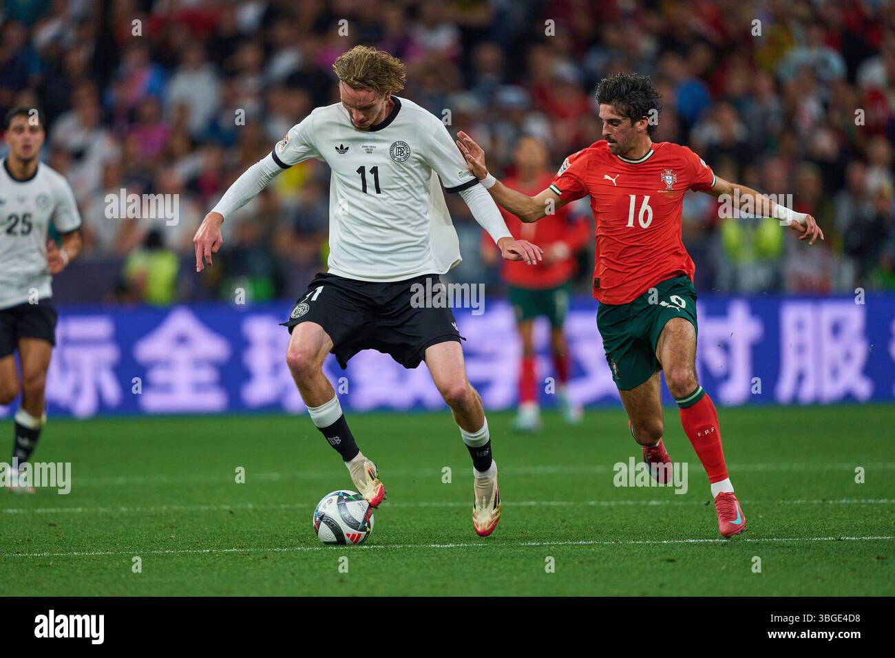 Nick Woltemade, DFB 11 compete for the ball, tackling, duel, header ...