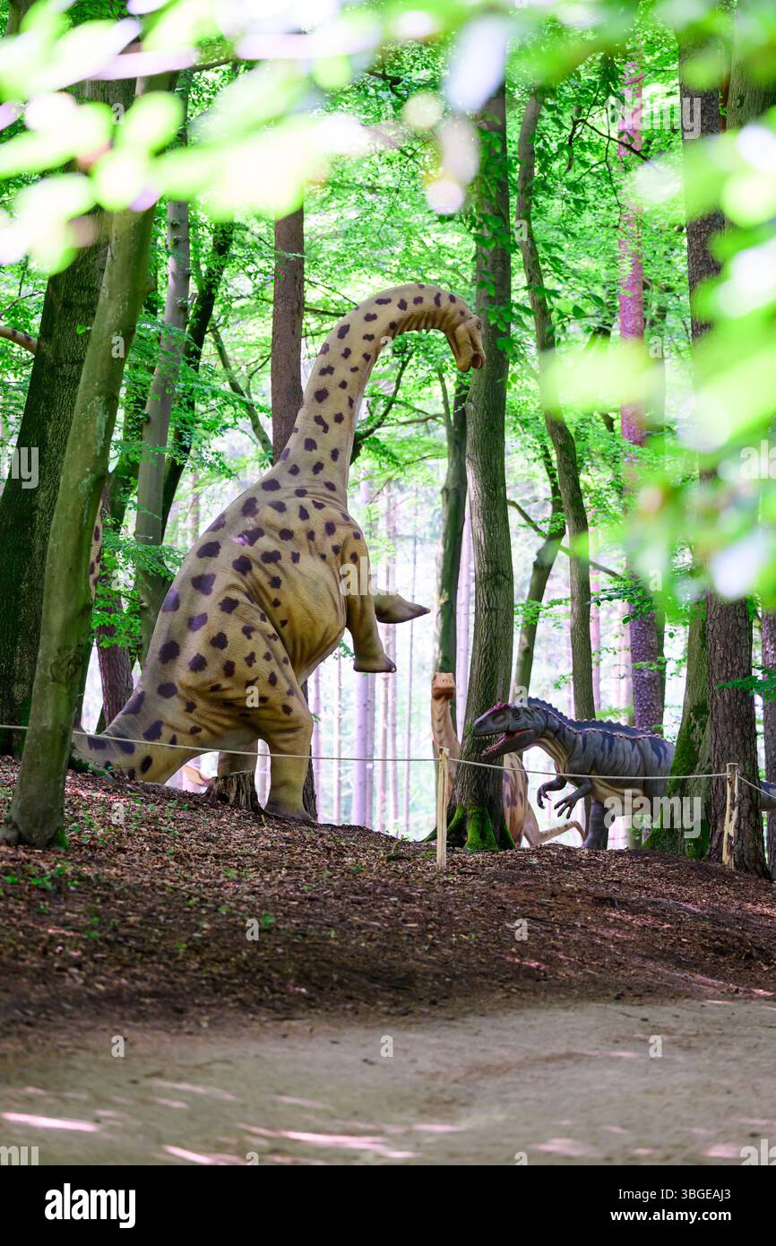Rosengarten, Germany. 26th May, 2025. Various full-size dinosaur models ...