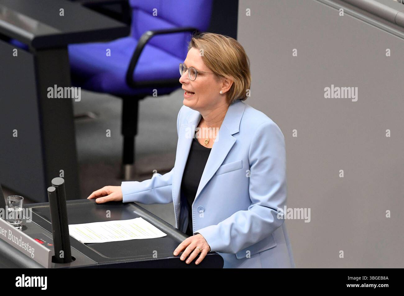 Stefanie Hubig in der 10. Sitzung des 21. Deutschen Bundestages im ...