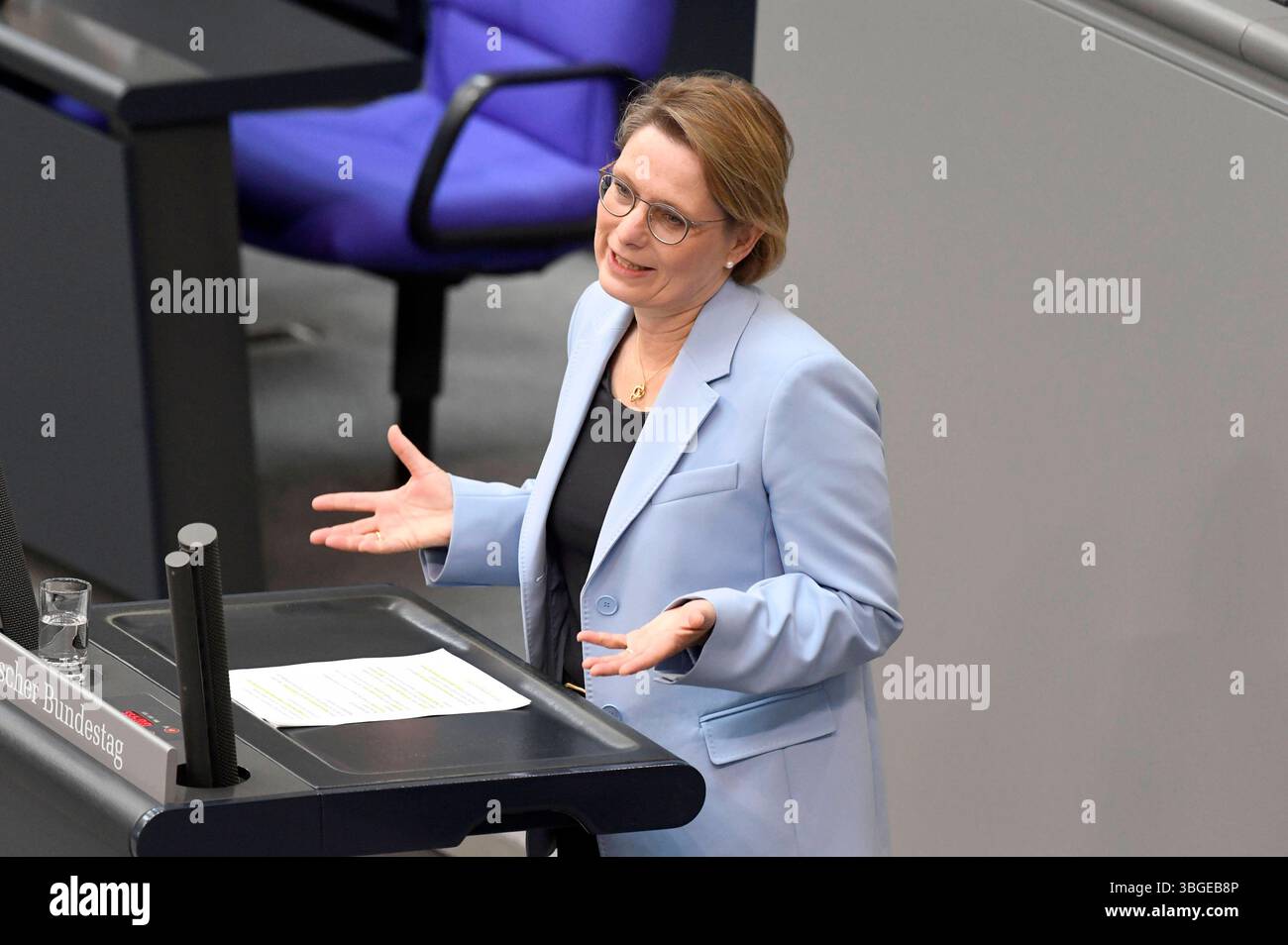 Stefanie Hubig in der 10. Sitzung des 21. Deutschen Bundestages im ...