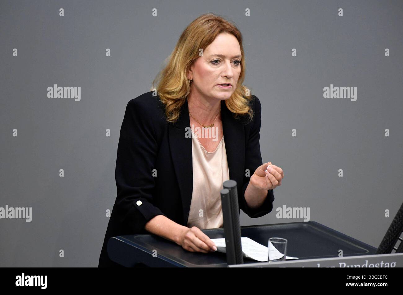 Caren Lay in der 10. Sitzung des 21. Deutschen Bundestages im ...