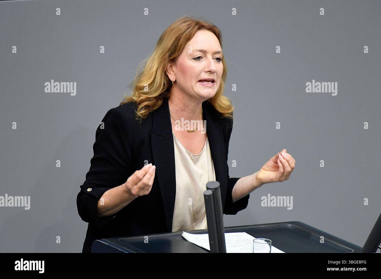 Caren Lay in der 10. Sitzung des 21. Deutschen Bundestages im ...