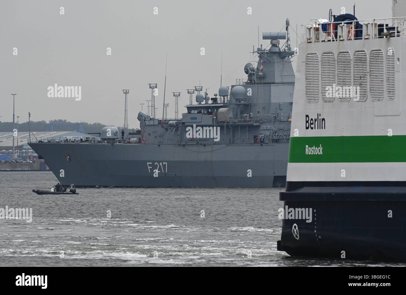 05 June 2025, Mecklenburg-Western Pomerania, Rostock-Warnemünde: The frigate "Bayern" sets ...