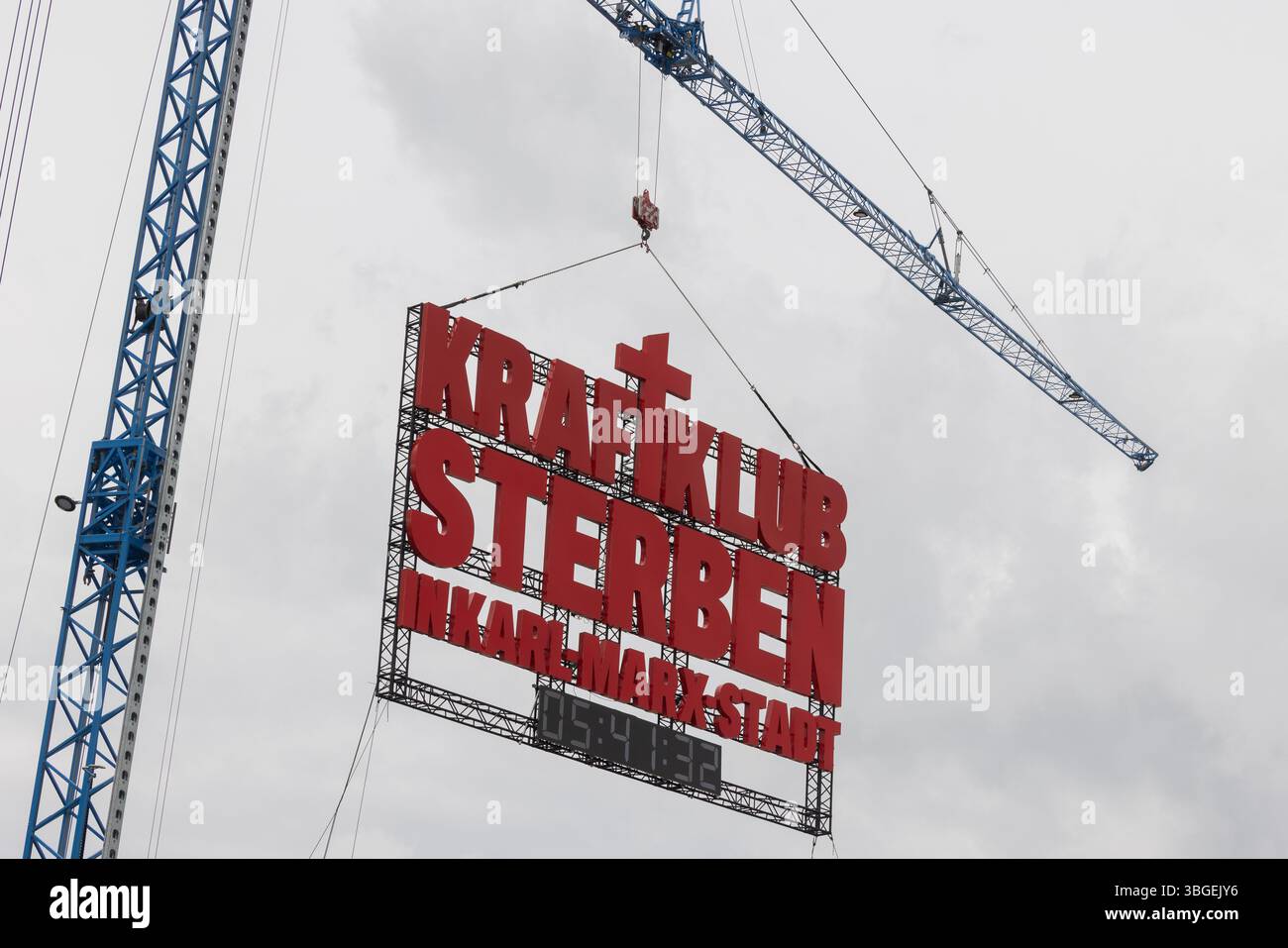 05 June 2025, North Rhine-Westphalia, Cologne: The words "Kraftklub die ...