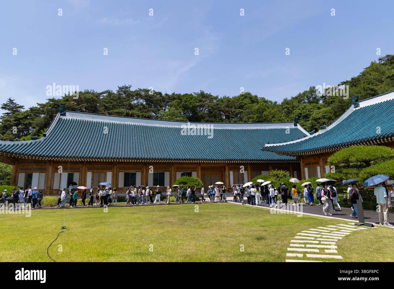 05th June, 2025. Cheong Wa Dae crowded with visitors The presidential ...