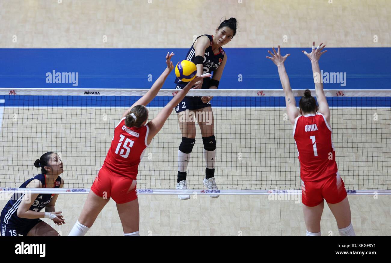 (250605) -- BEIJING, June 5, 2025 (Xinhua) -- Zhuang Yushan (2nd R) of ...
