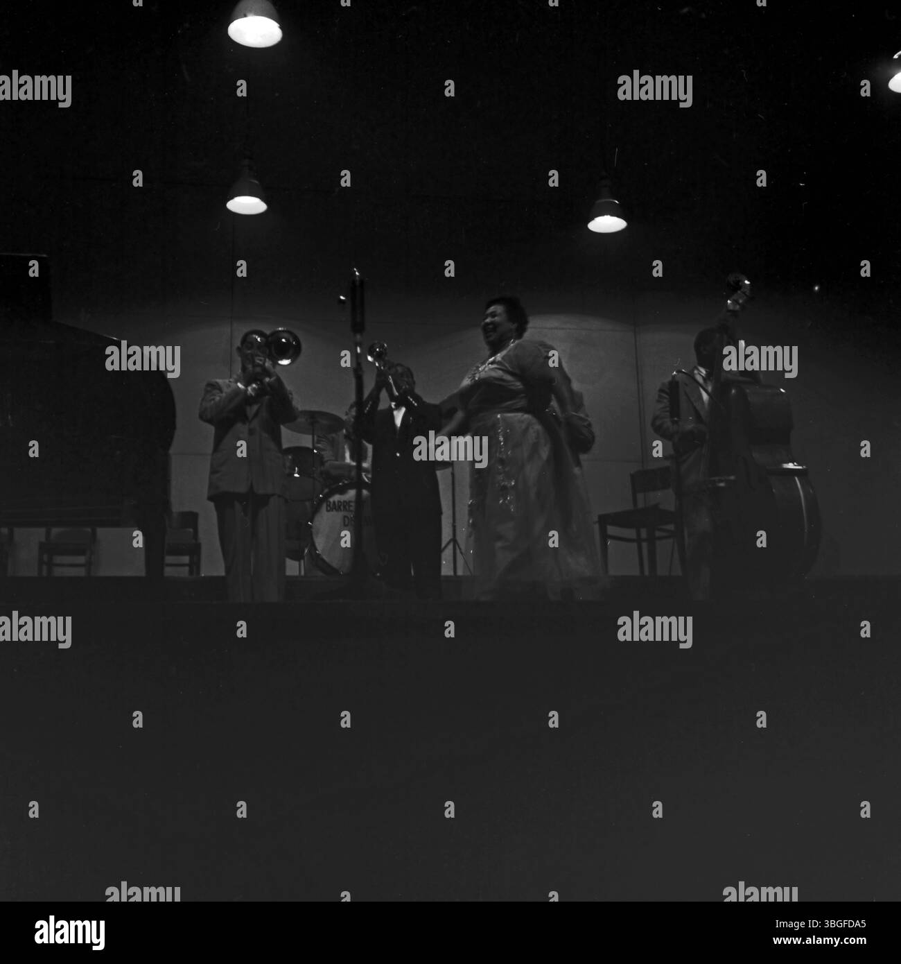 Velma Middleton mit Louis Armstrong and His All Stars während eines ...