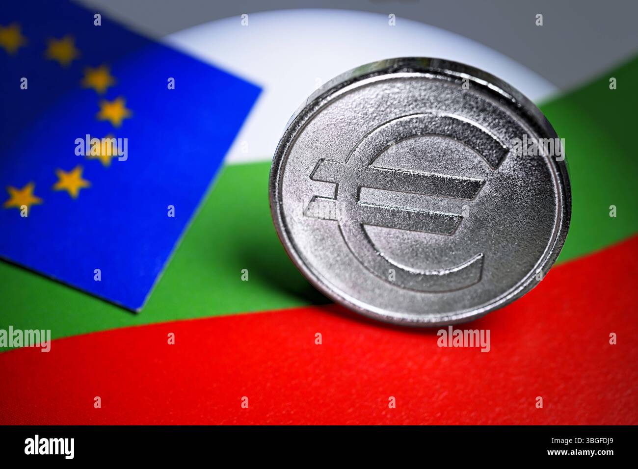 Münze mit Eurozeichen auf Fahne von Bulgarien, Einführung des Euros in Bulgarien *** Coin with ...