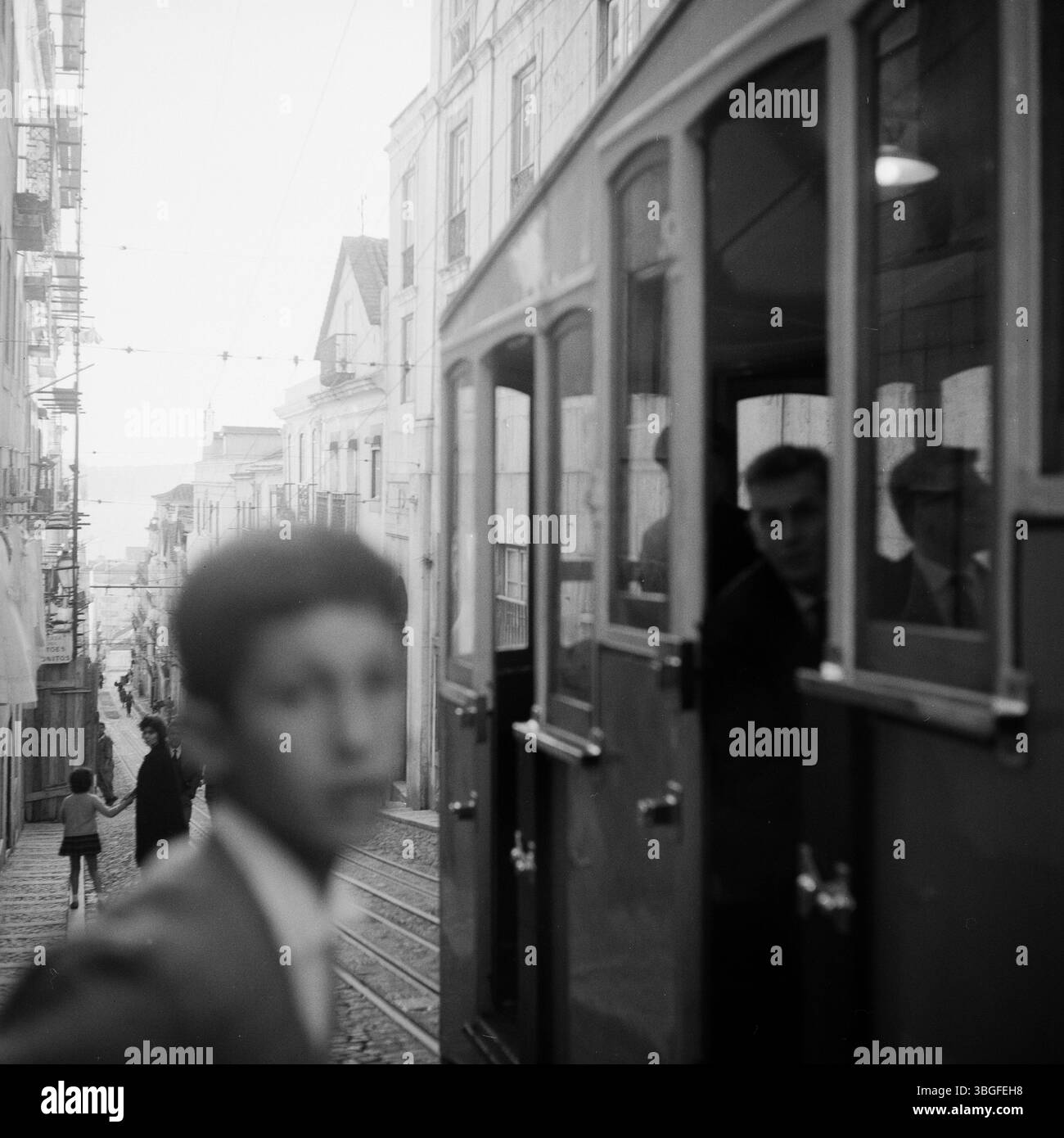 Menschen steigen in eine straßenbahn hi-res stock photography and ...