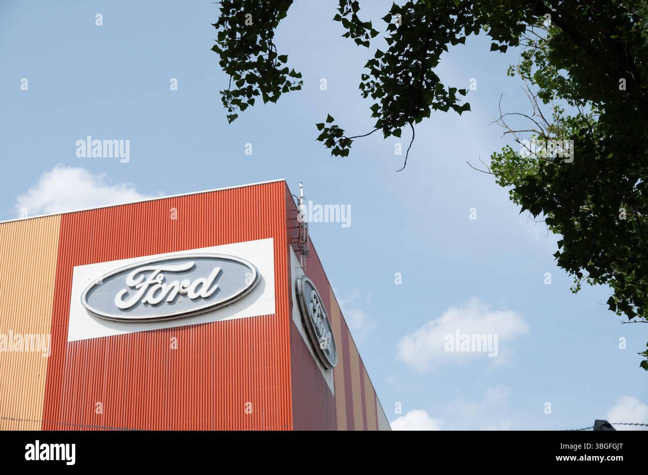 Das Ford-Werk in Koeln Merkenich, Firmenlogo, Ford-Logo ...