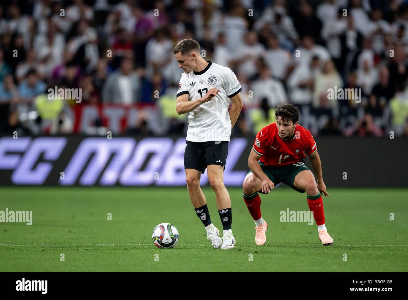 Florian Wirtz (Deutschland, #17) im Zweikampf mit Joao Neves (Portugal ...