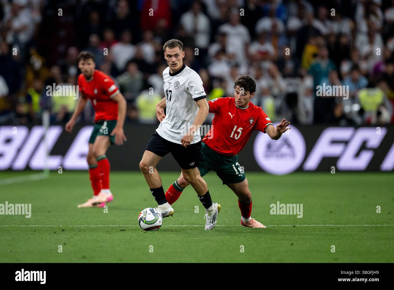 Florian Wirtz (Deutschland, #17) im Zweikampf mit Joao Neves (Portugal, #15), GER, Deutschland ...