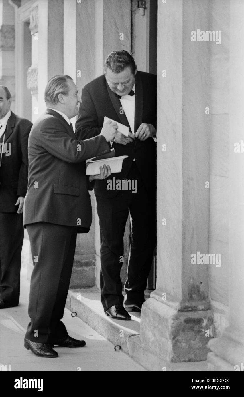 Der CSU-Politiker Franz Josef Strauß gibt einem Besucher ein Autogramm ...