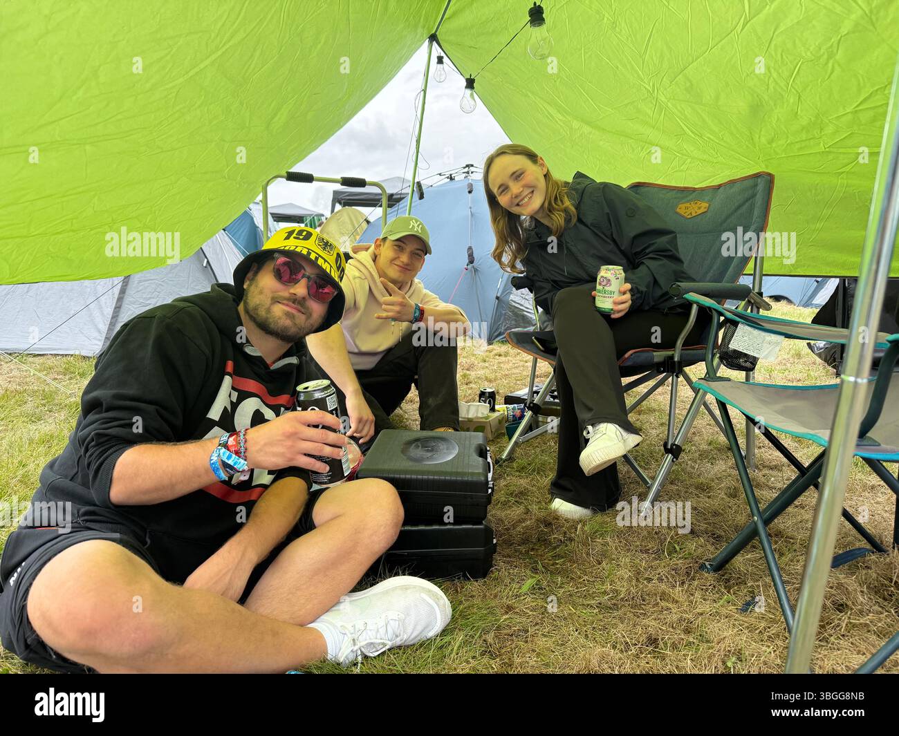05 June 2025, Rhineland-Palatinate, Nürburg: Nico (l-r), Felix and July ...