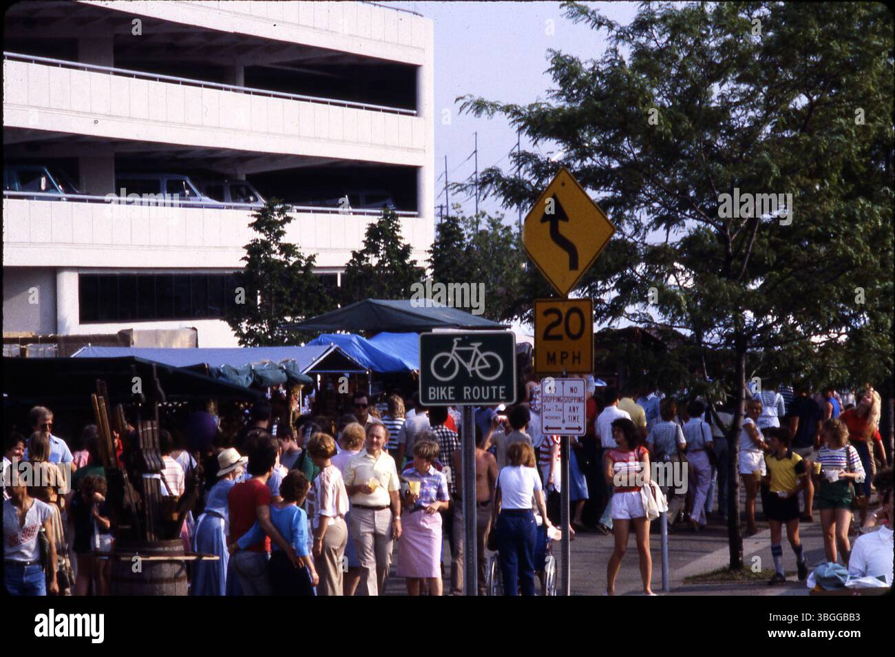 Visitors browse exhibitor booths at the 22nd Annual Greater Columbus ...