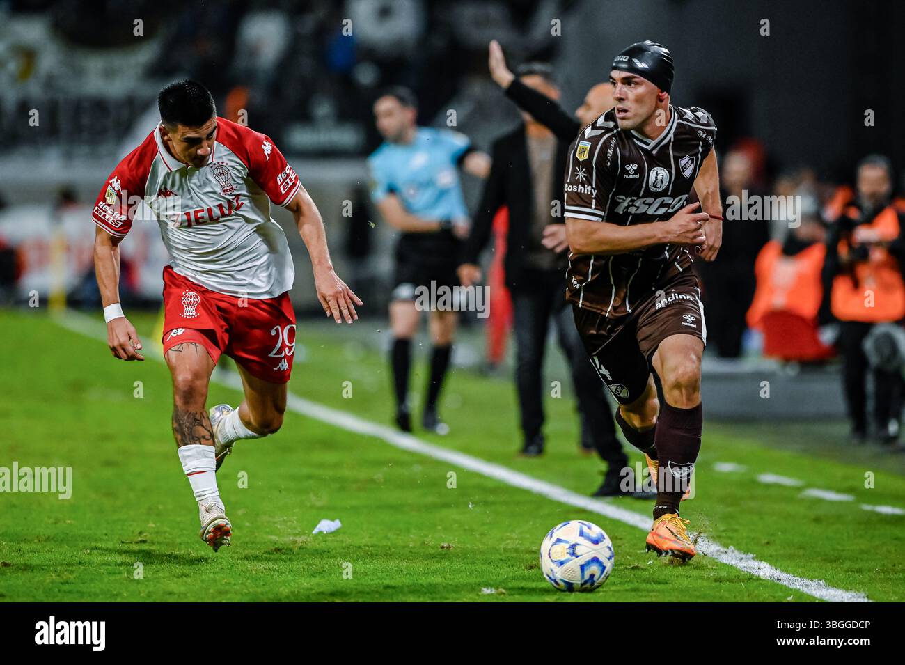 Edgar Elizalde (R) of Platense seen in action with Hernan De La Fuente ...