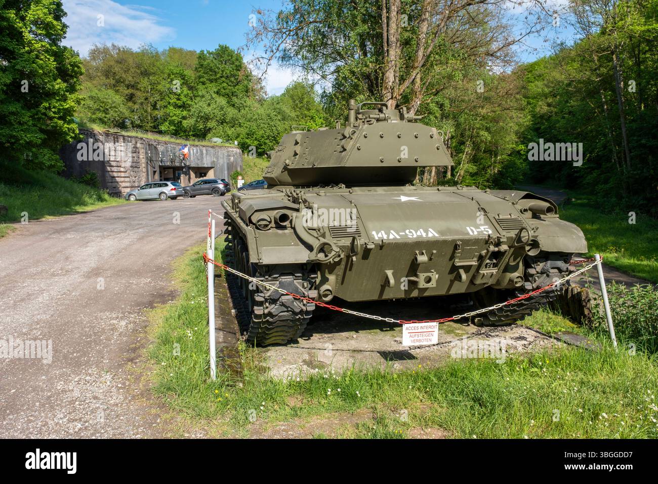 US-amerikanischer Panzer Char M41 Walker Bulldog vor einem Bunker der ...