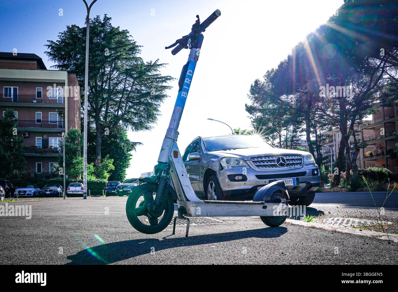 Rom, Italien, Europa, Bird, E-Scooter, Sharing-Mobilität, Mercedes SUV ...