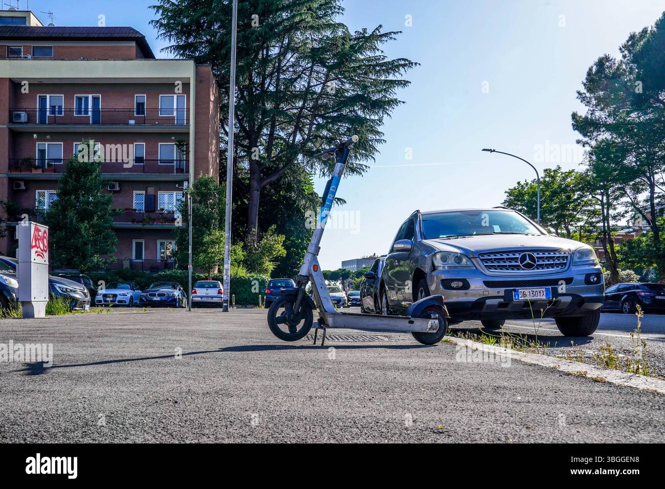Rom, Italien, Europa, Bird, E-Scooter, Sharing-Mobilität, Mercedes SUV ...