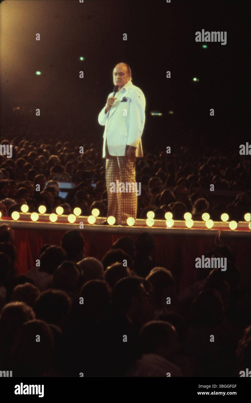 Comedian bob hope performs hi-res stock photography and images - Alamy