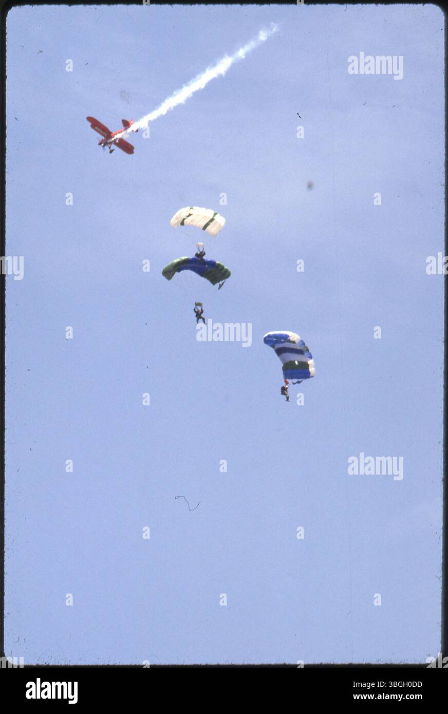 Biplane aircraft descending in sky hi-res stock photography and images ...