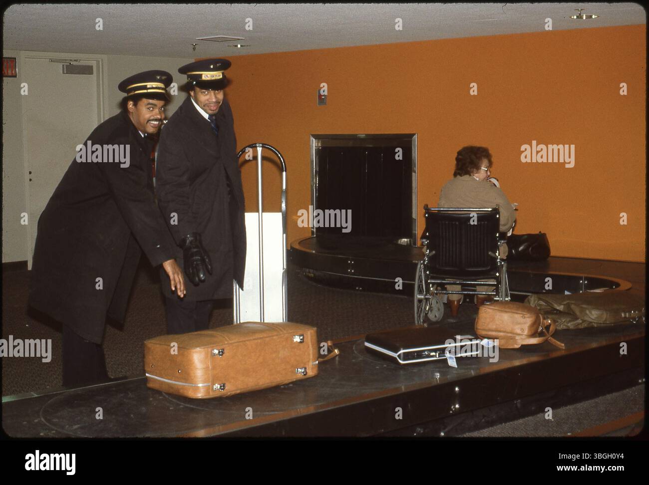 Skycap workers hi-res stock photography and images - Alamy