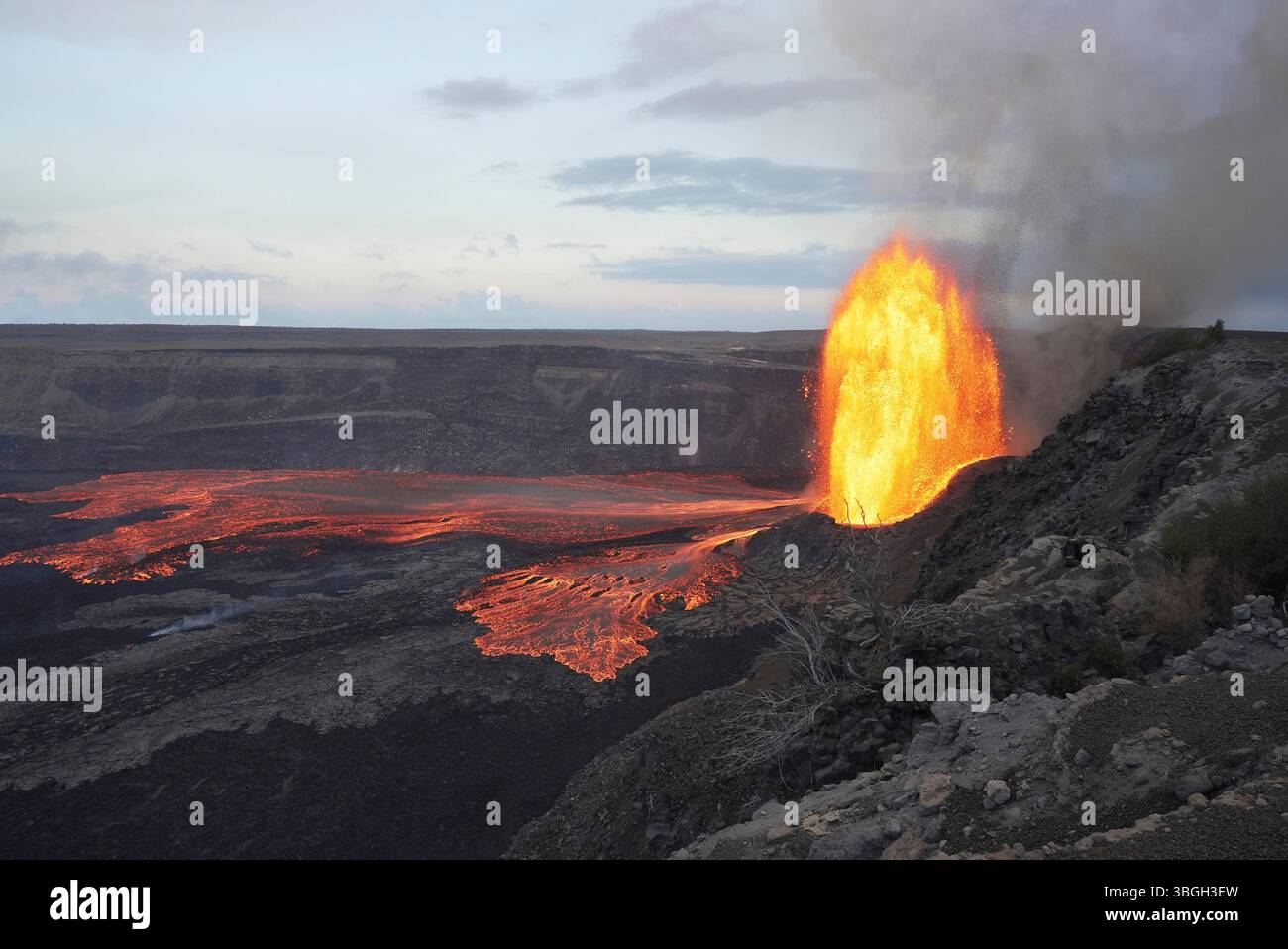 Kilauea, United States of America. 25 May, 2025. Lava fountains shoot ...