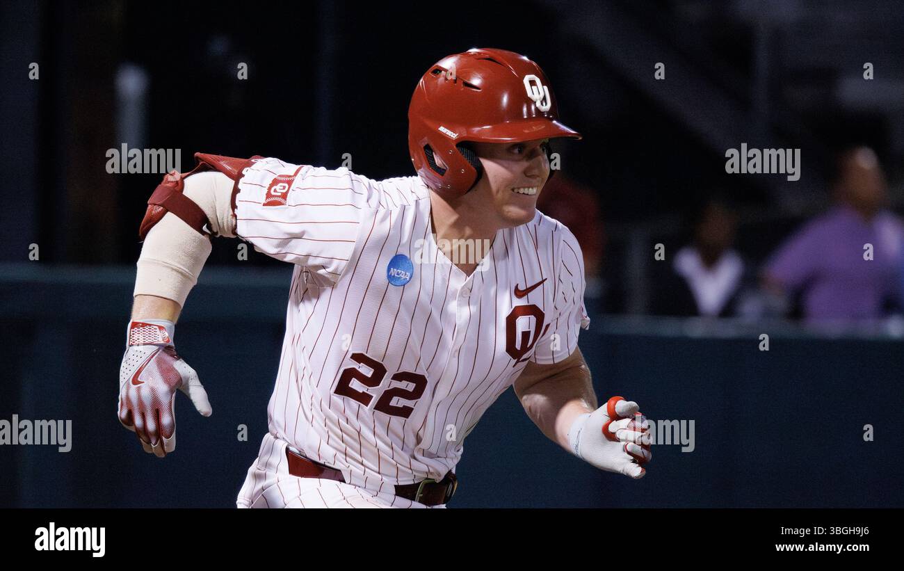 Oklahoma's Scott Mudler (22) runs to first base during an NCAA regional ...