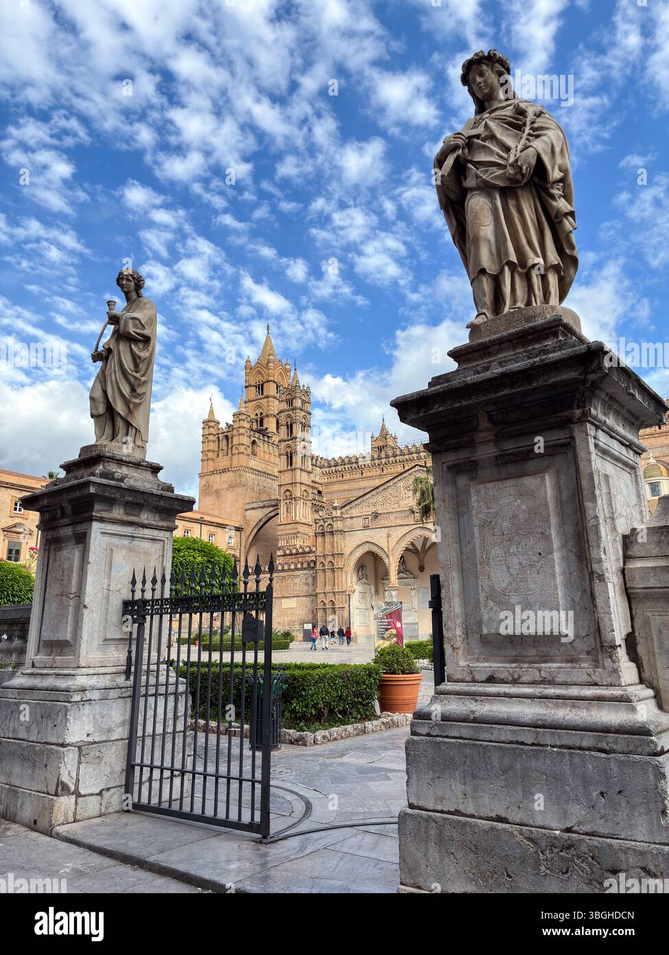 Detailed view historic romanesque hi-res stock photography and images ...