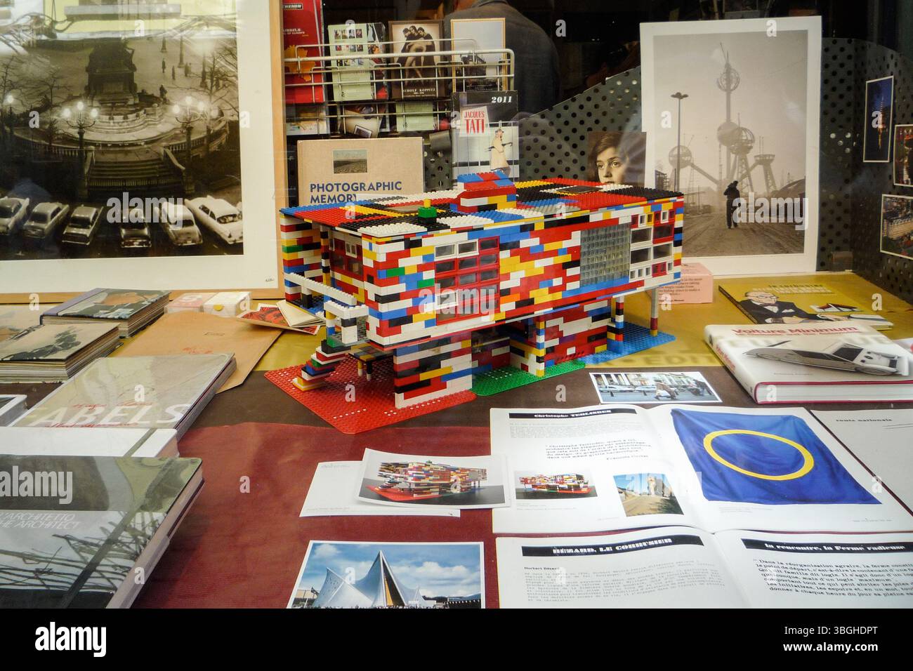 Store window installation hi-res stock photography and images - Alamy