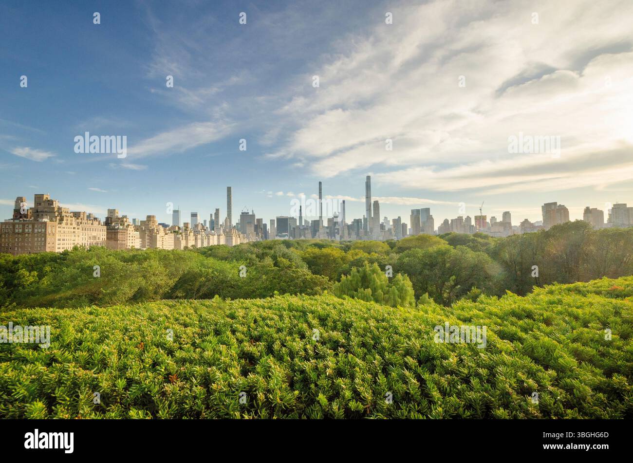 Central park against the backdrop of manhattan hi-res stock photography ...