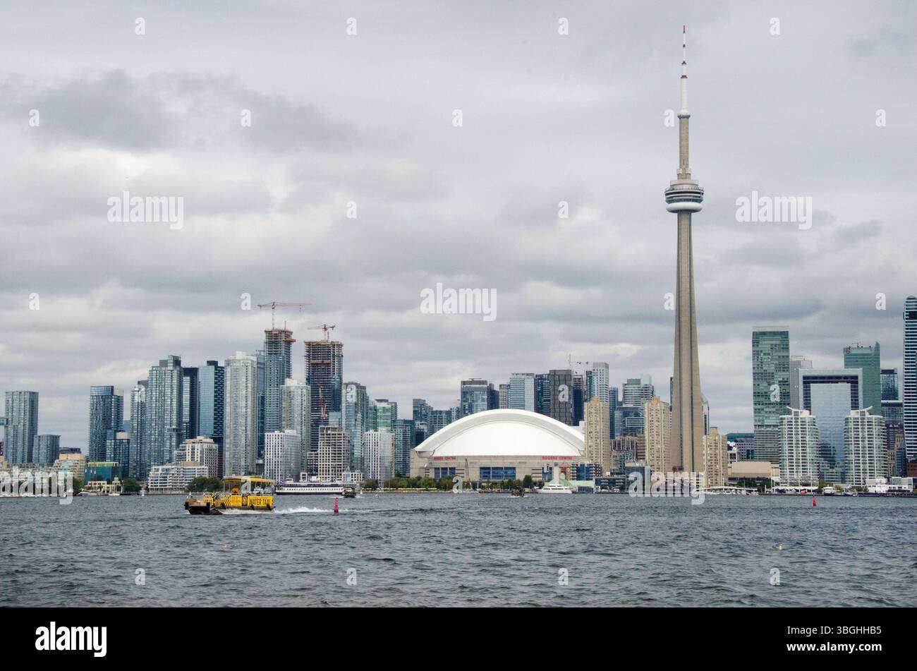 Toronto skyline from ontario place hi-res stock photography and images ...