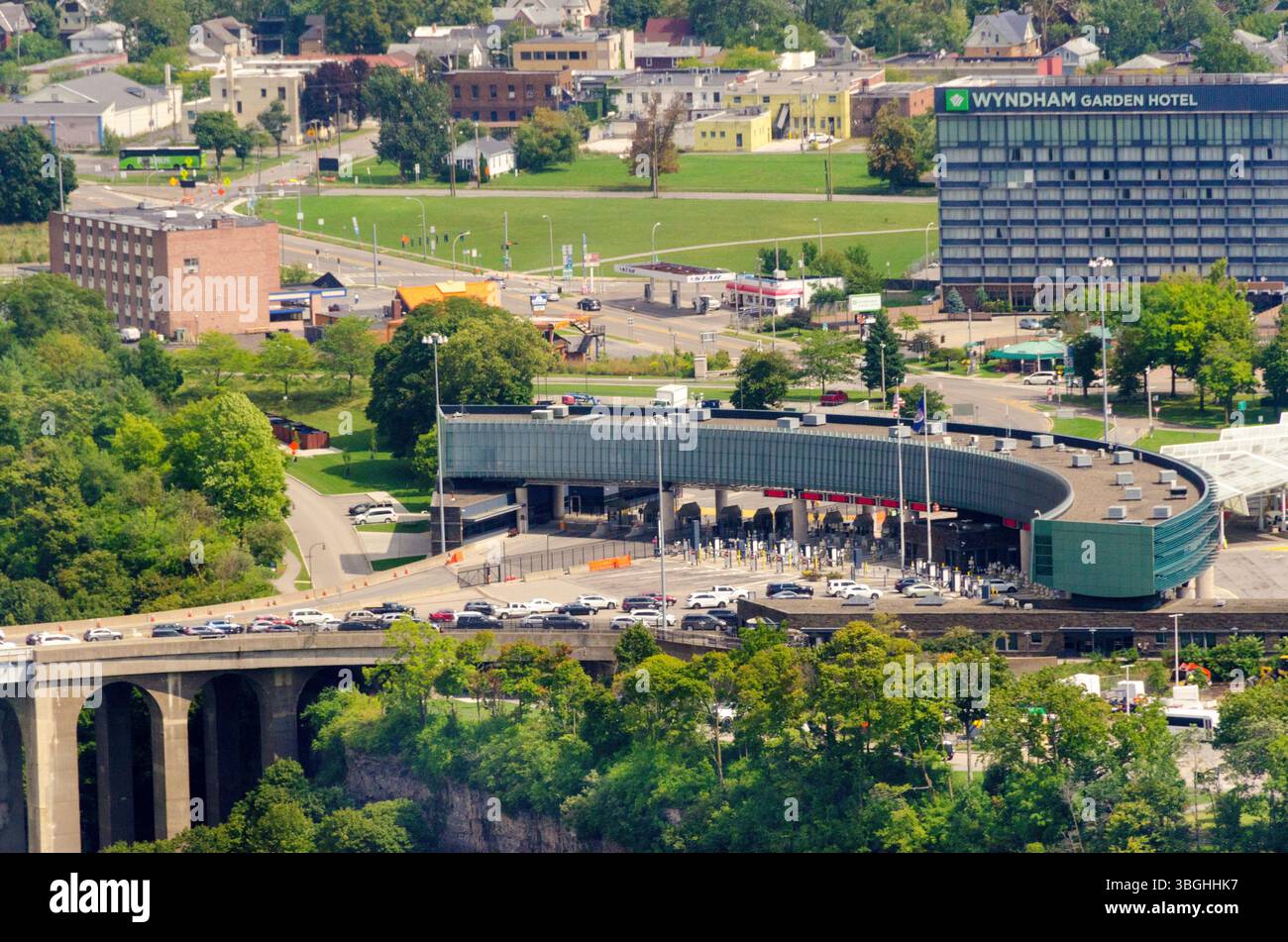 The us american border crossing point at the rainbow international ...