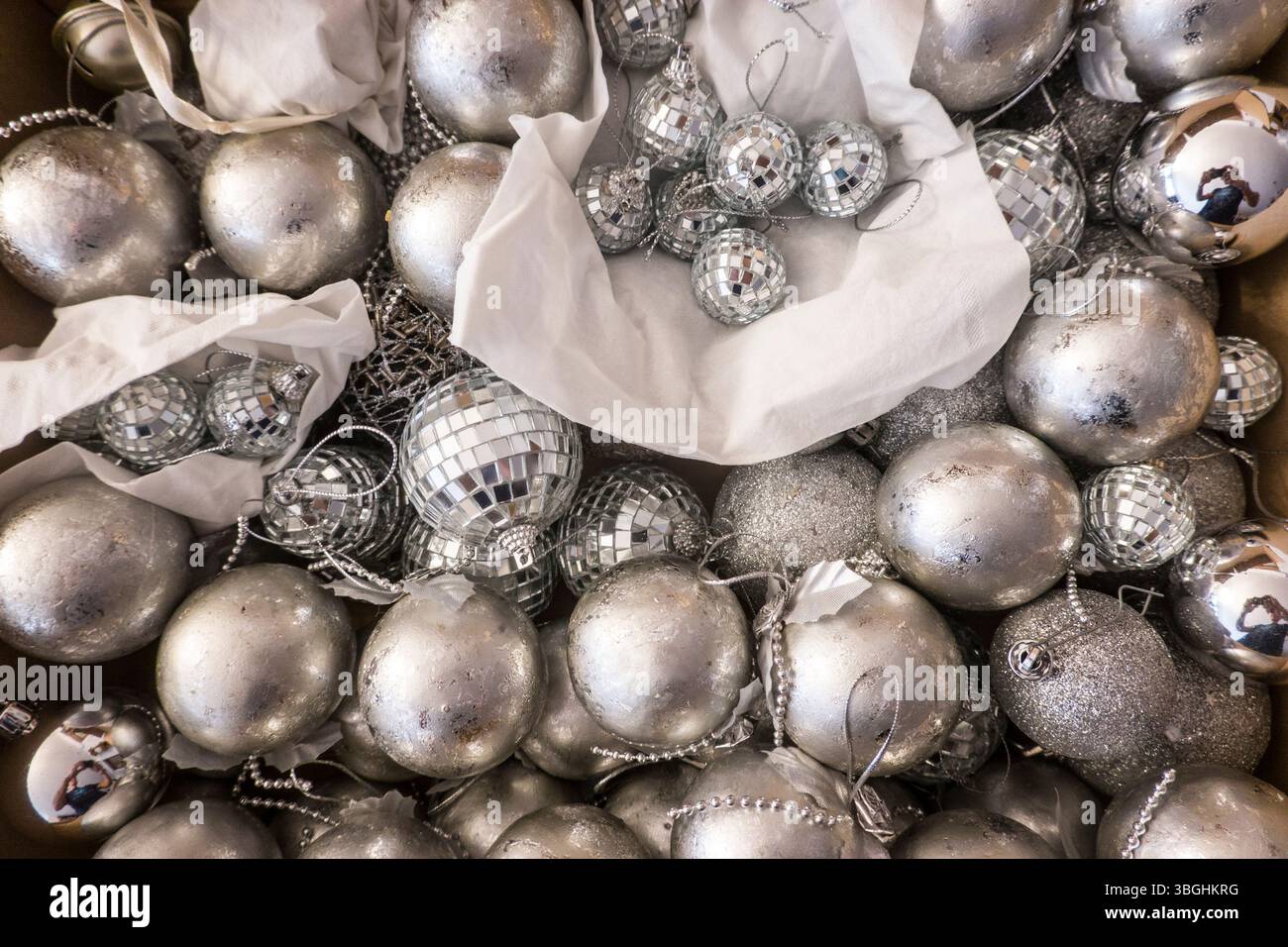 Silver christmas tree ornaments hi-res stock photography and images - Alamy