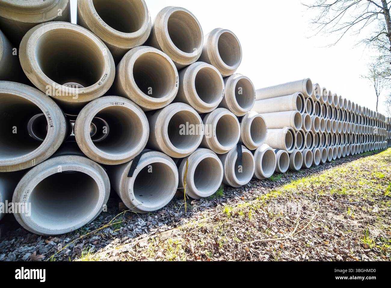 Huge stack concrete pipes hi-res stock photography and images - Alamy