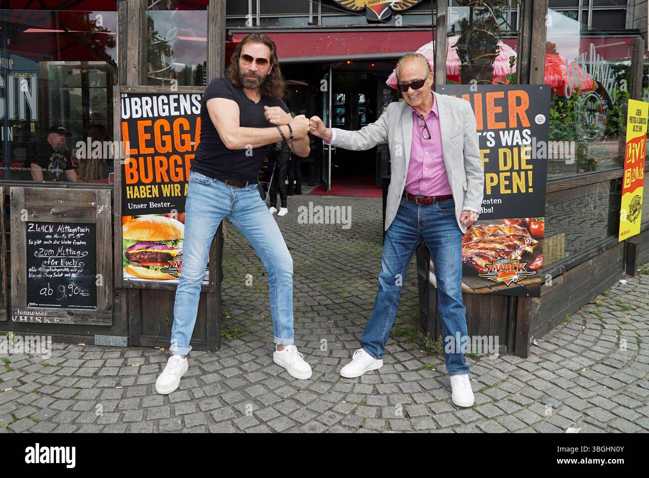 Michael Holm Saenger und und Boerney dem Rocker der Strasse bei der ...