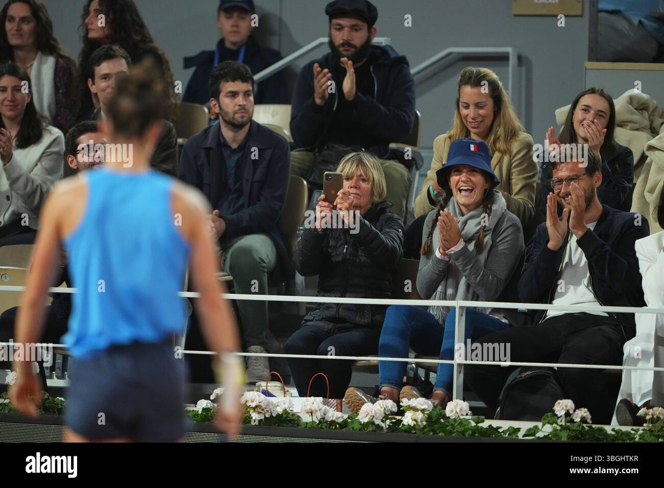 Spectators support France's Lois Boisson as she plays against Coco ...