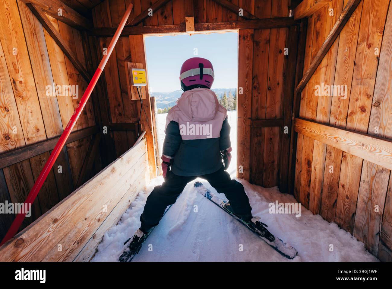 Girl skiing in starting hi-res stock photography and images - Alamy