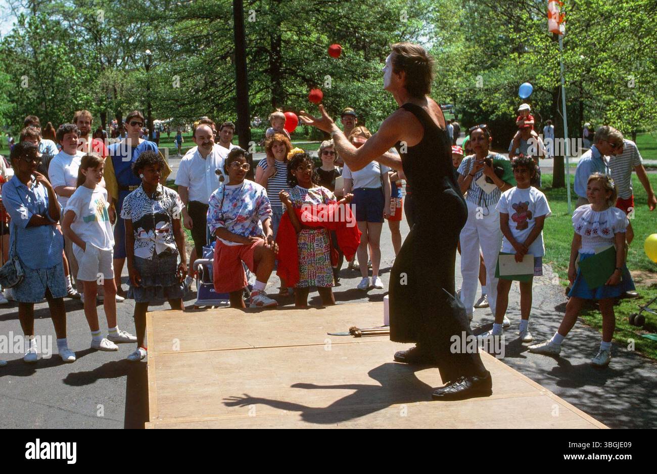 A juggler performing at the Ohio State University Renaissance Festival ...