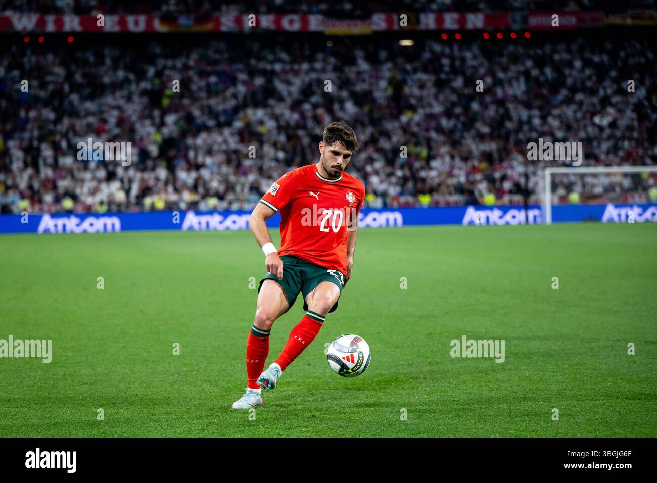 Pedro Neto (Portugal, #20) am Ball, GER, Deutschland vs. Portugal ...