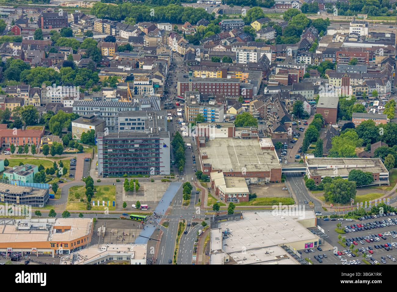 Luftbild, Bahnhofstraße Einkaufszentrum Sterkrader Tor mit Parkplatz ...