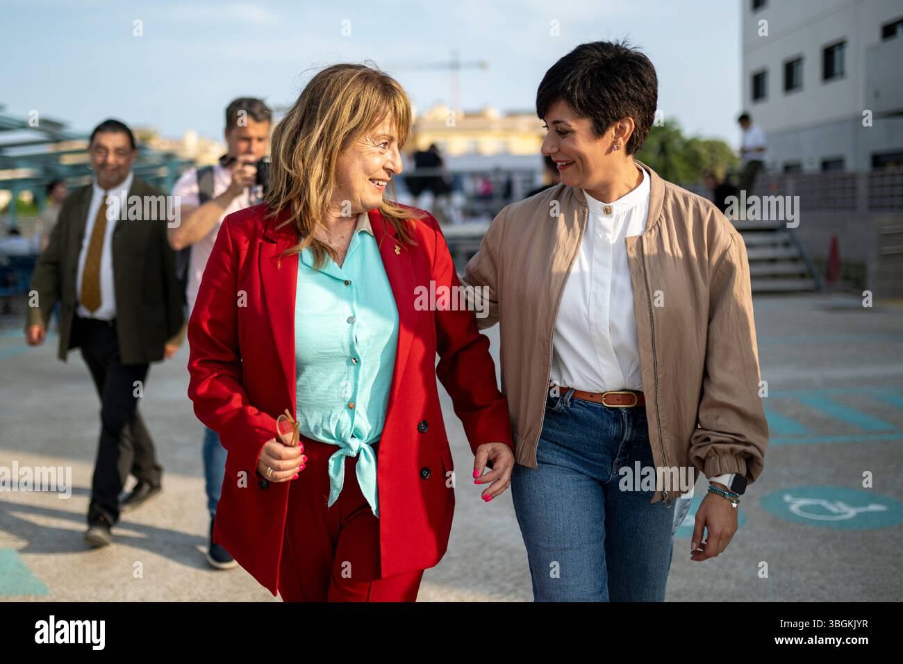 The Minister of Housing and Urban Agenda, Isabel Rodríguez (right) and ...