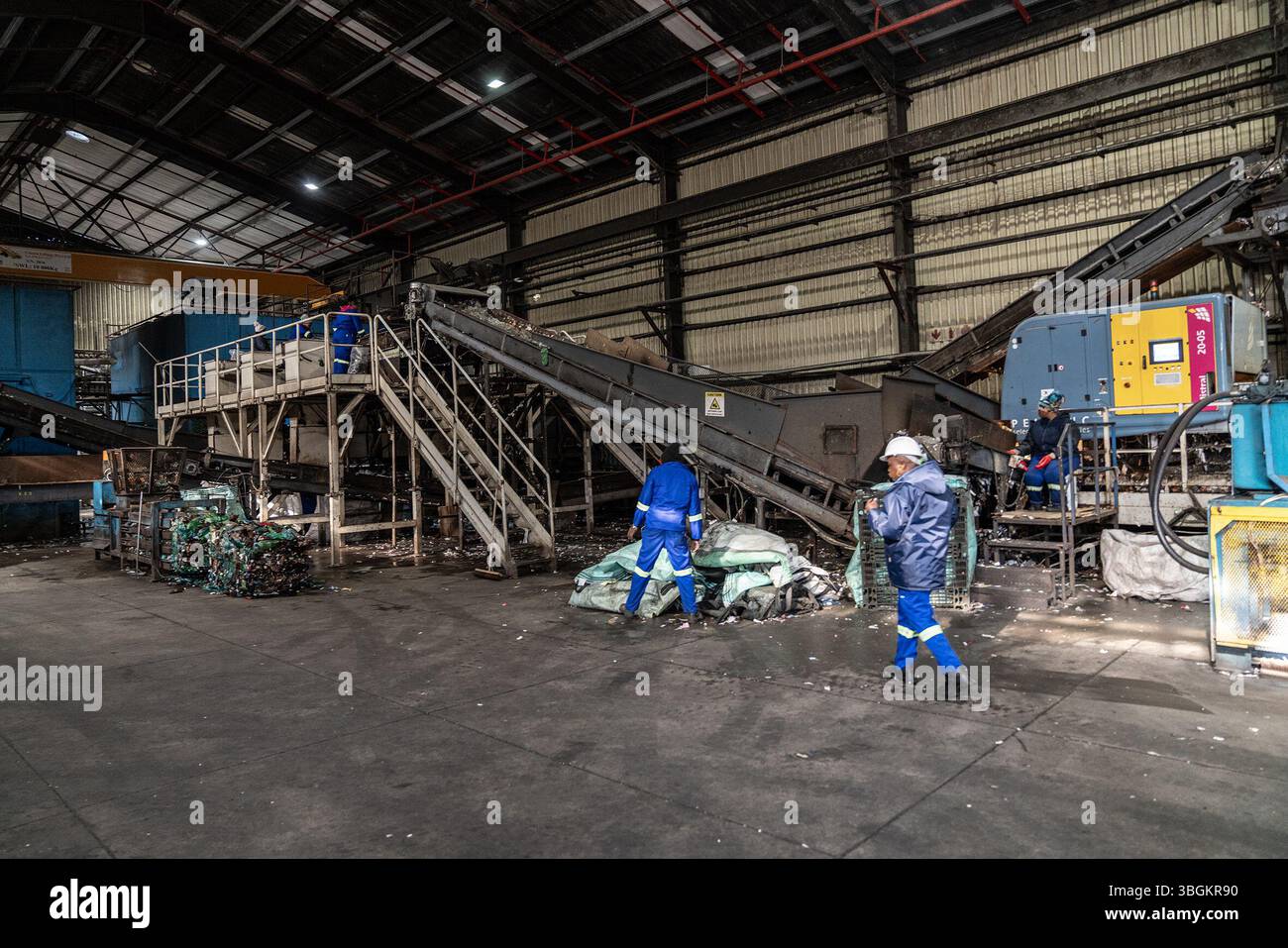 (250605) -- WADEVILLE (SOUTH AFRICA), June 5, 2025 (Xinhua) -- People ...