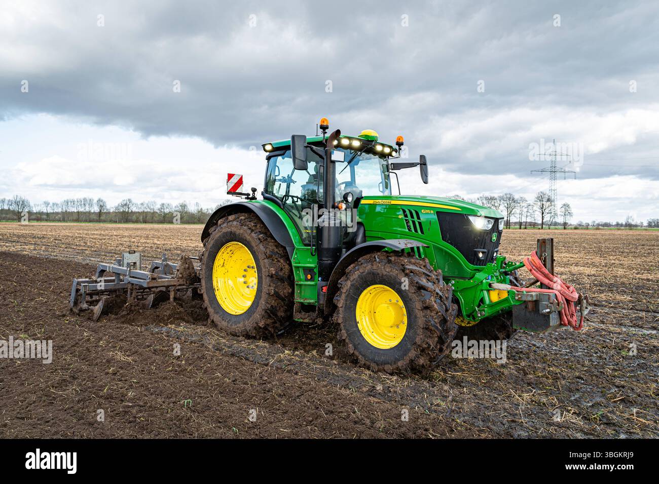 Ackerbau - John Deere 6215R Traktor bei der Einarbeitung von frisch ...