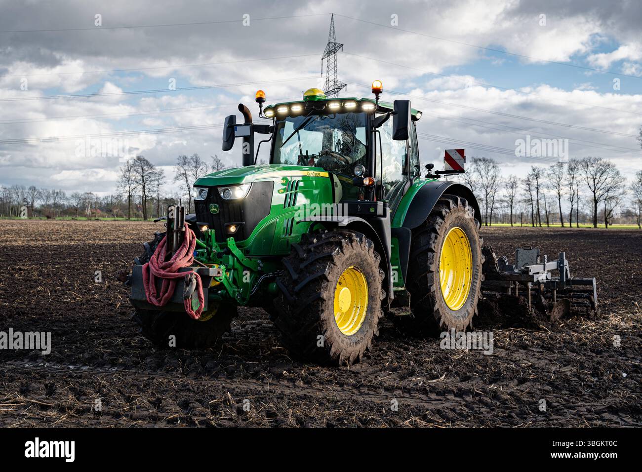 Ackerbau - John Deere 6215R Traktor bei der Einarbeitung von frisch ...